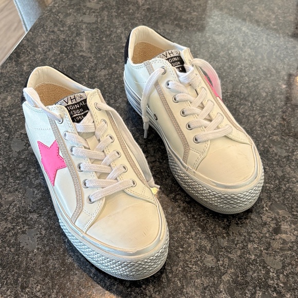 VH EST1954 | Shoes | Trendy White Sneakers With Pink Star | Poshmark